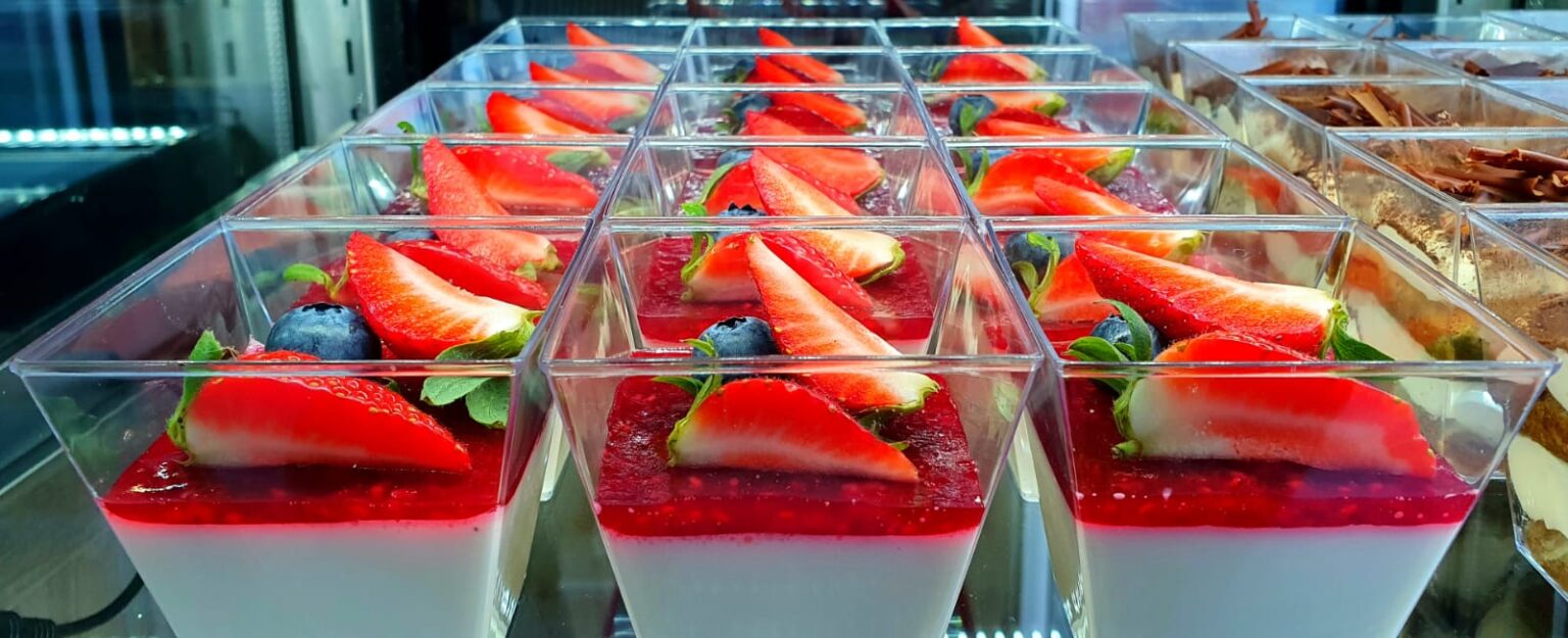 Mini deserek panna cotta z konfiturą i owocami – Piekarnia Kaczmarek